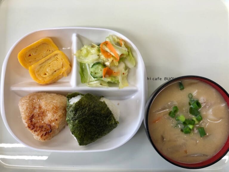 【親和の学生寮】今日の朝ごはんおにぎりと豚汁 親和エステート不動産|由利本荘市の賃貸物件 学生寮・アパート・マンション